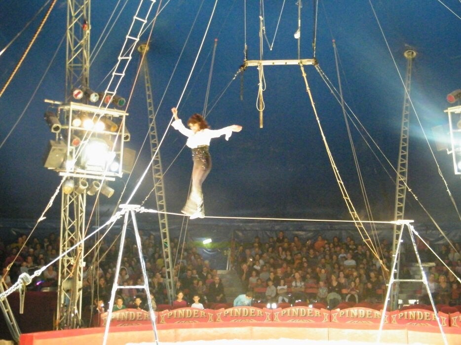 L'élegante funambule sur fil Gina Giovanni / CIRQUE PINDER JEAN RICHARD ...