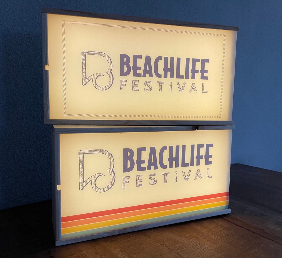 Unieke handgemaakte houten lichtbak met eigen tekst of logo