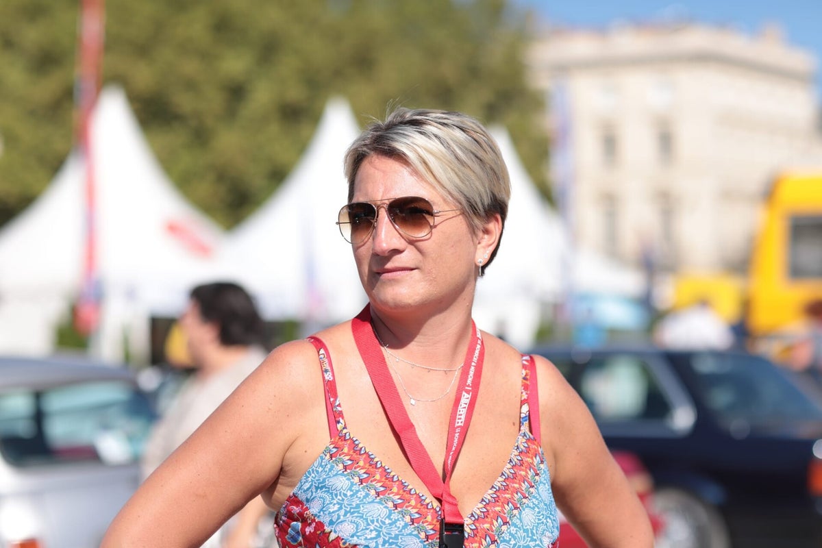 Aline avec sa Mini Mayfair, sa Mazda MX5 et son Alfa Roméo / Portrait ...