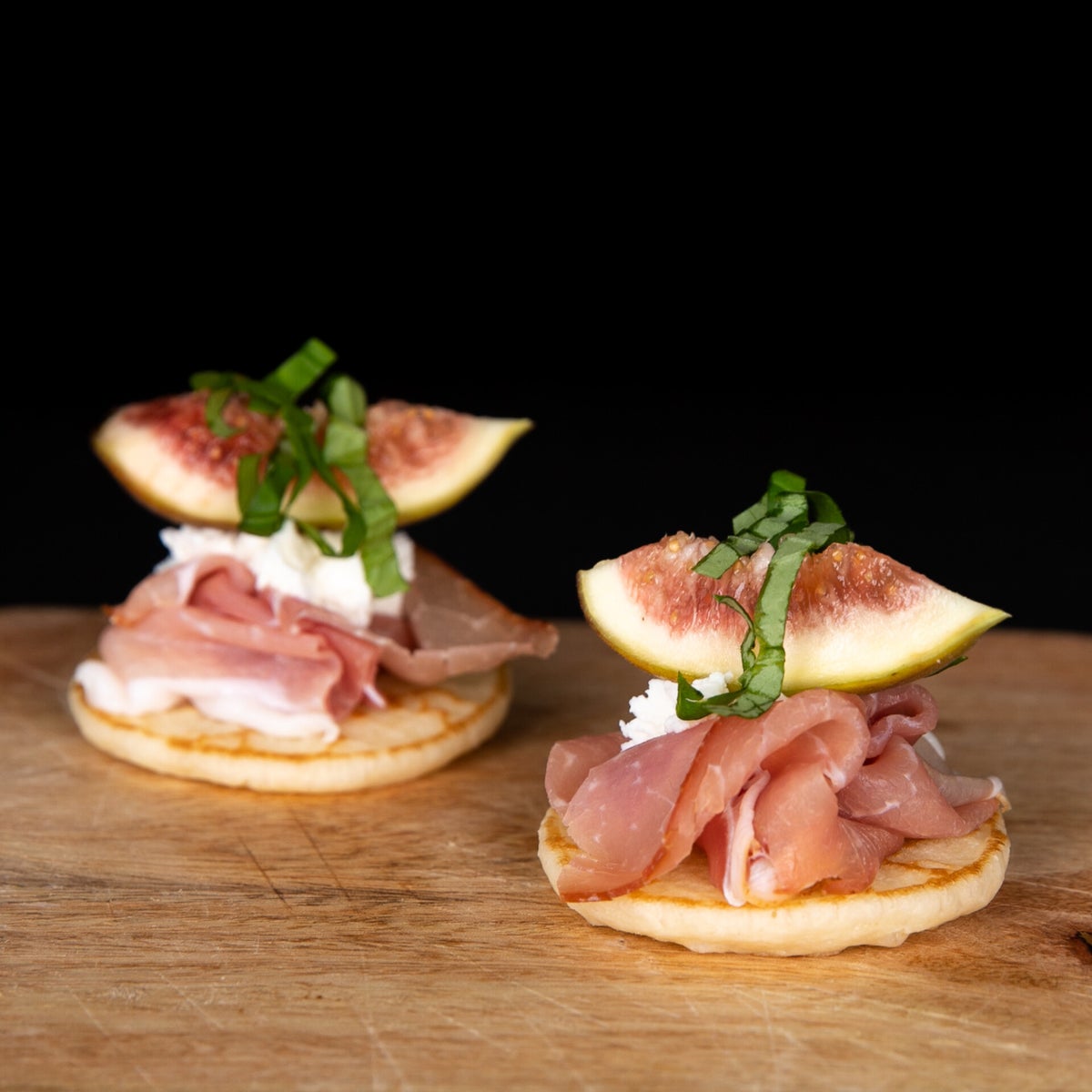 Blini rauwe ham, mascarpone en vijg | Van der Lans Catering