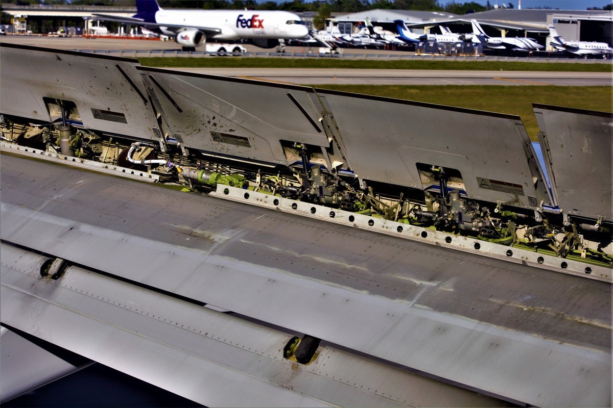 How do planes stop? 3 brake systems explained / ︎ AVIATION FACTS (🇬🇧 ...