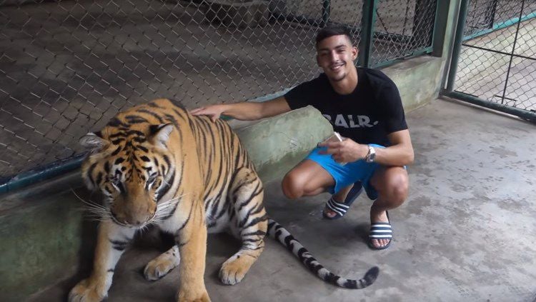 Contact | Gewoon Boef man