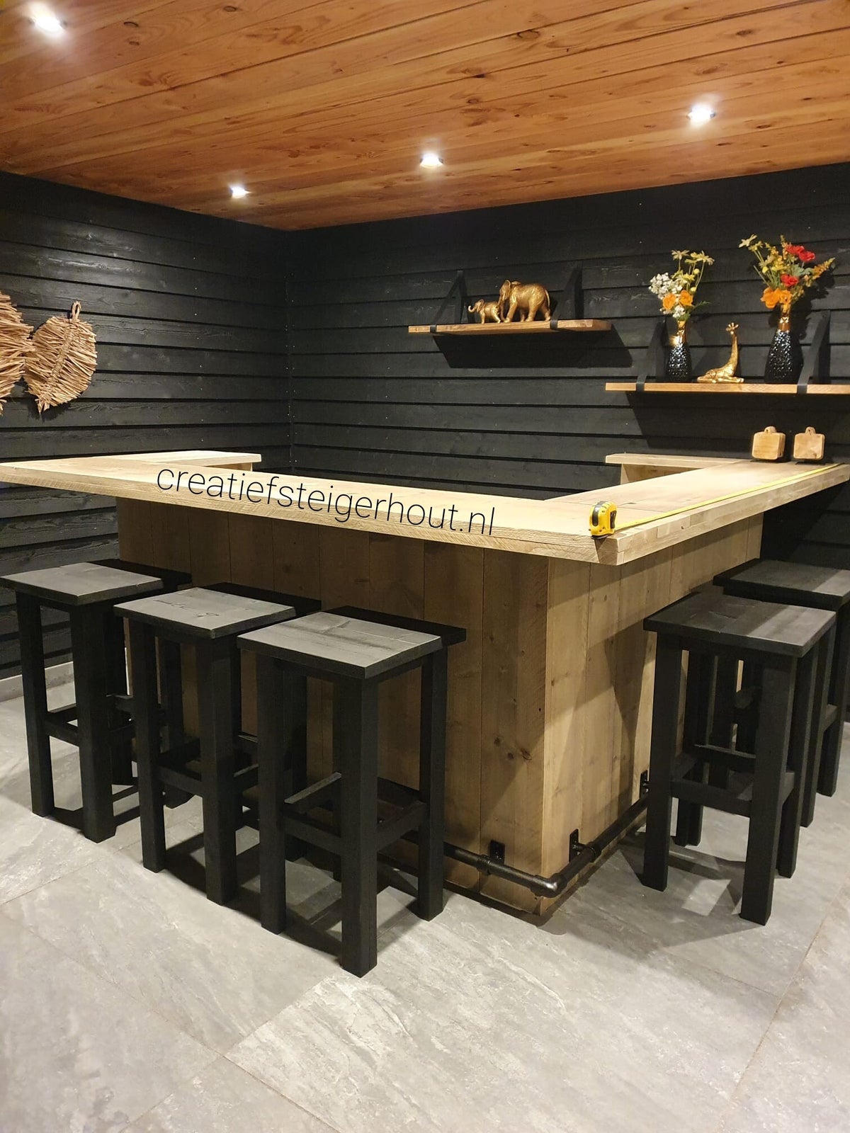 Bar van hout hoekopstelling met zwarte voetsteun overkapping ...