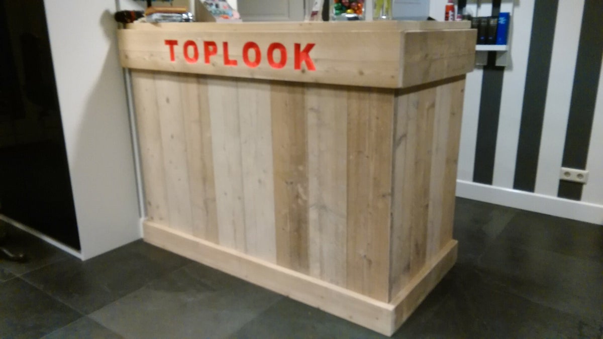 Bar van hout met letter balie op maat bedrijfsbar | creatiefsteigerhout.nl