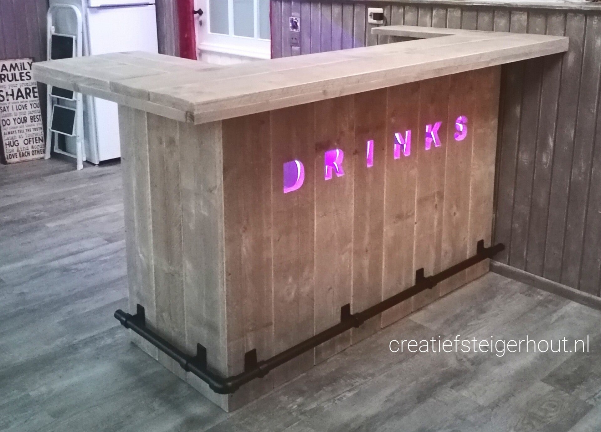 Bar van hout led verlichting DRINKS letters overkapping buiten ...