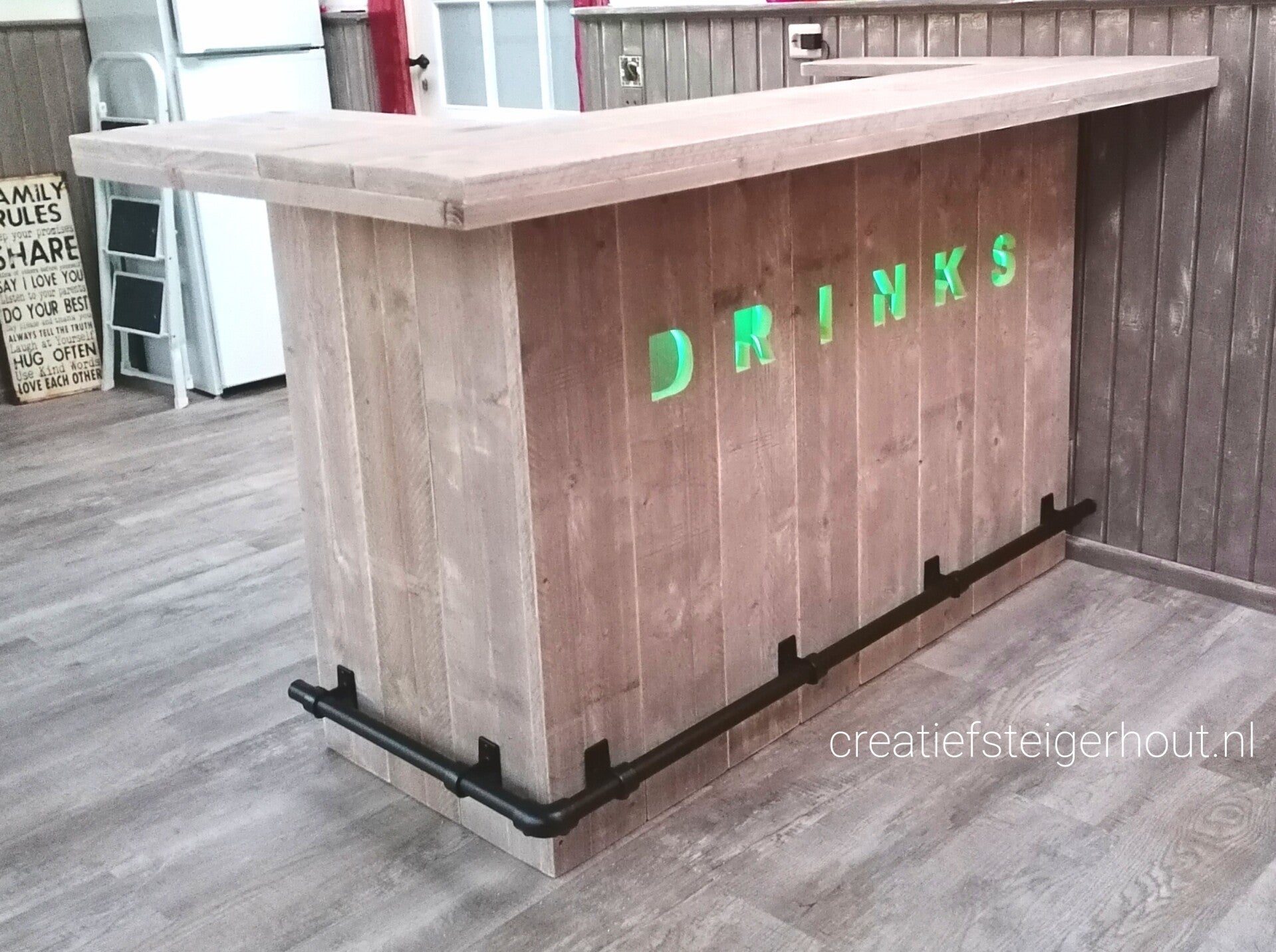 Bar van hout led verlichting DRINKS letters overkapping buiten ...