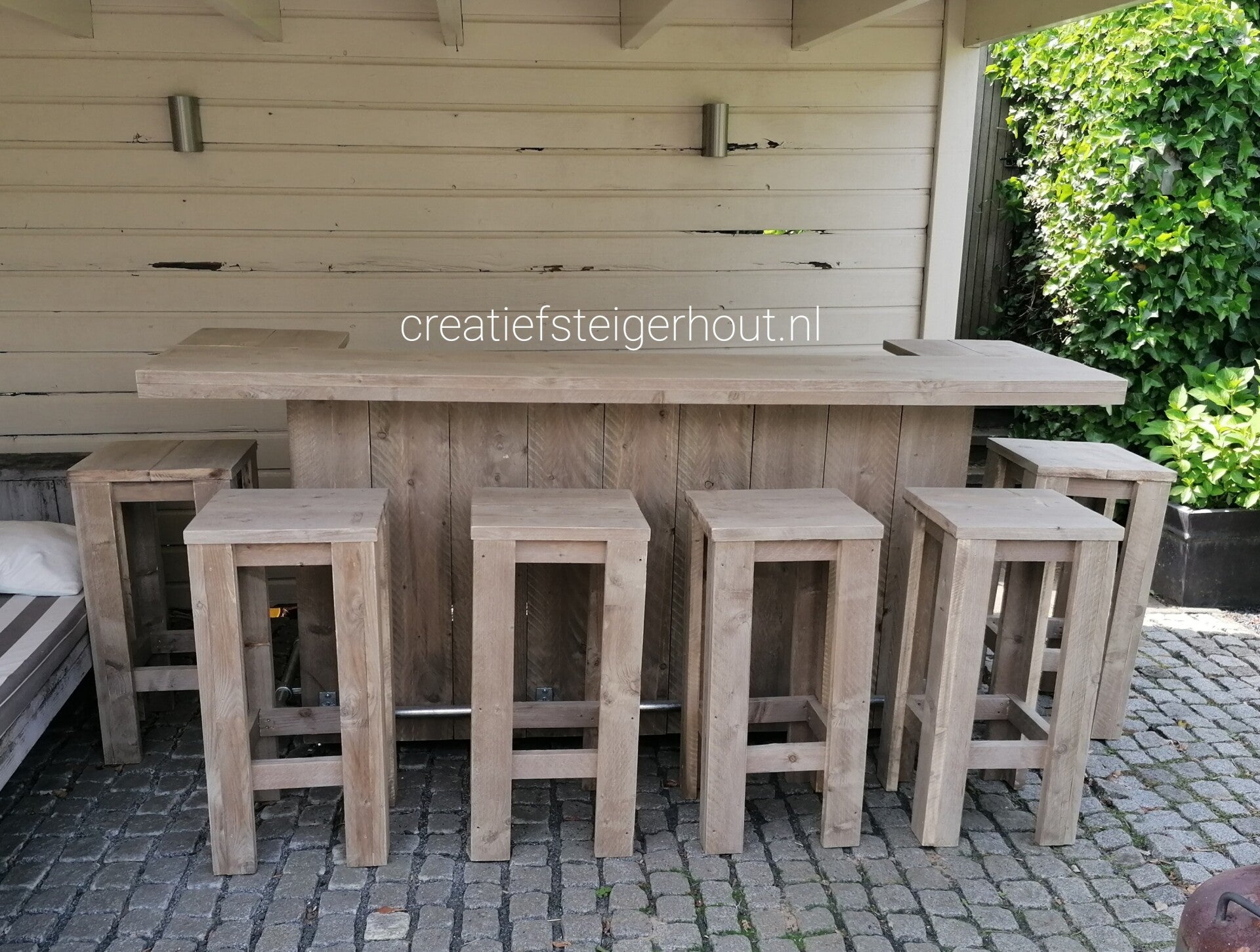 Bar van hout huisbar met krukken buizen en wielen overkapping ...
