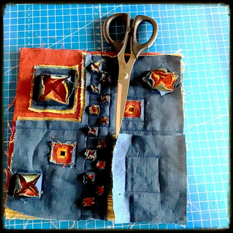 Slashing layered fabric scraps / Blog | Artedofio