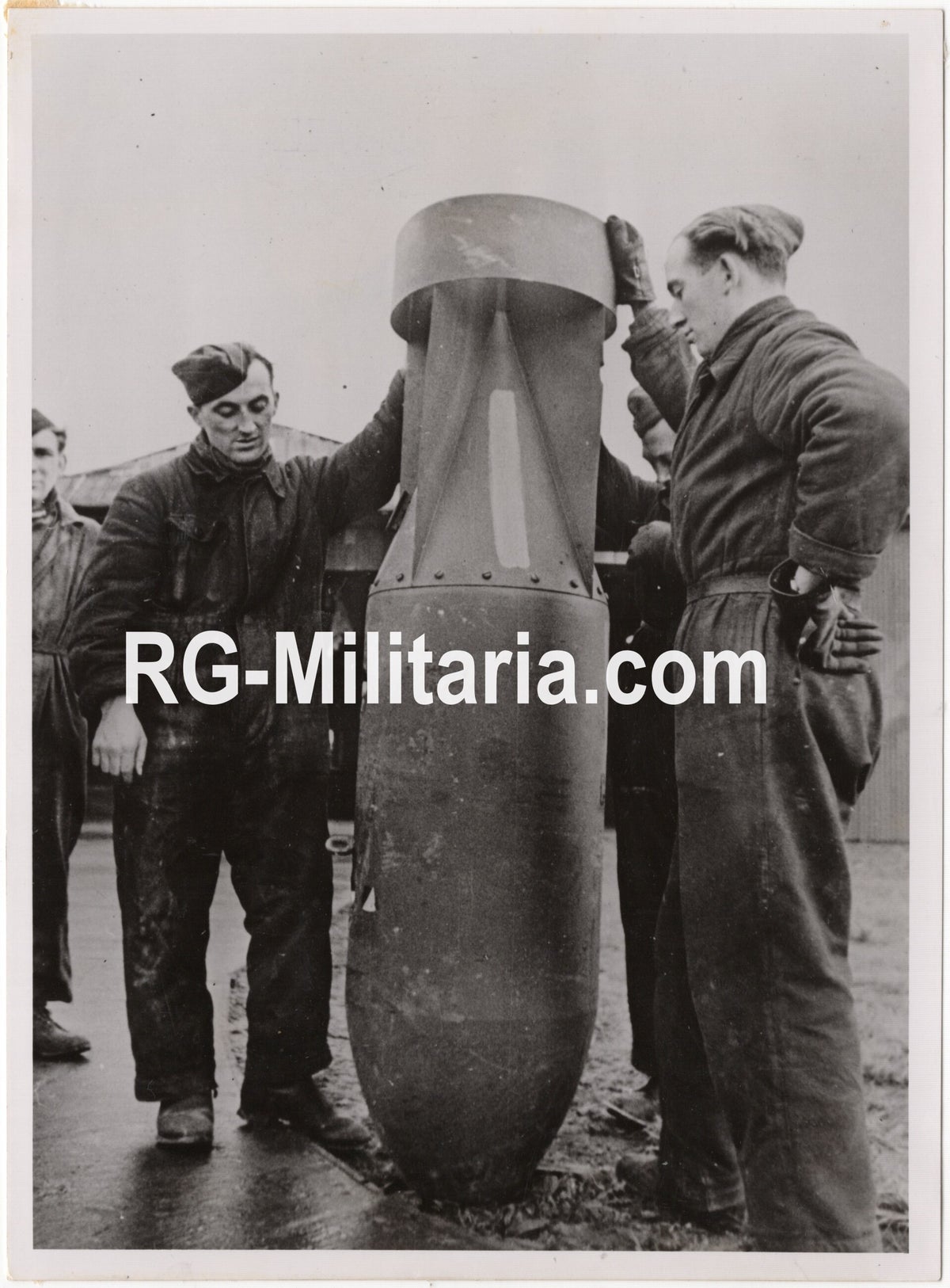 Original WW2 German Press Photo - Luftwaffe pilots with a large bomb (1943)