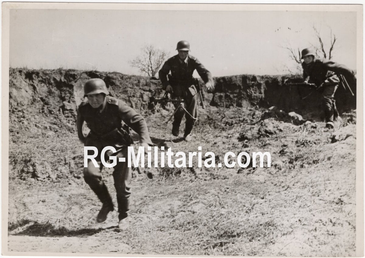Original WW2 German Press Photo - MG42 crew running to the front (1942)