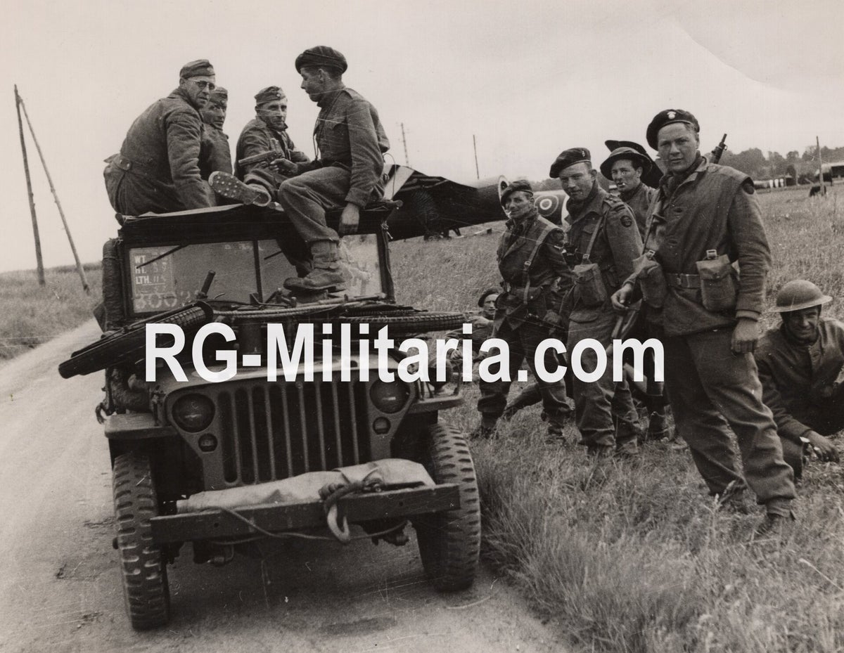 Original WW2 British Press Photo - British Commando's hold German POW ...