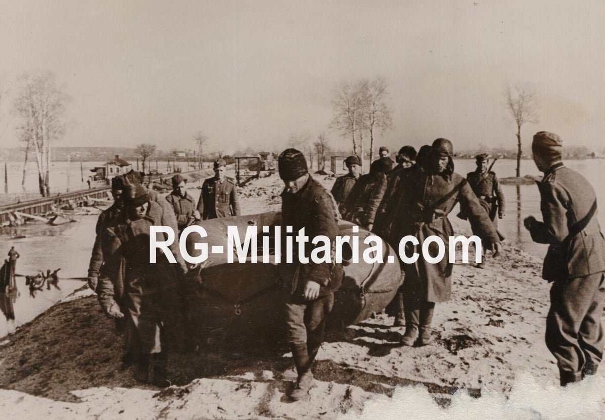 Original WW2 German Press Photo - Soviet POW soldiers carry boats for ...