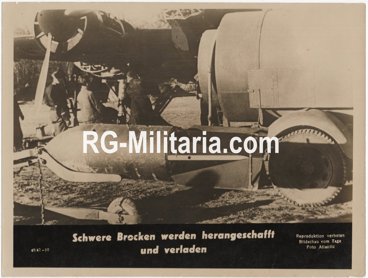 Original WW2 German Press Photo - Loading bombs to a Luftwaffe airplane