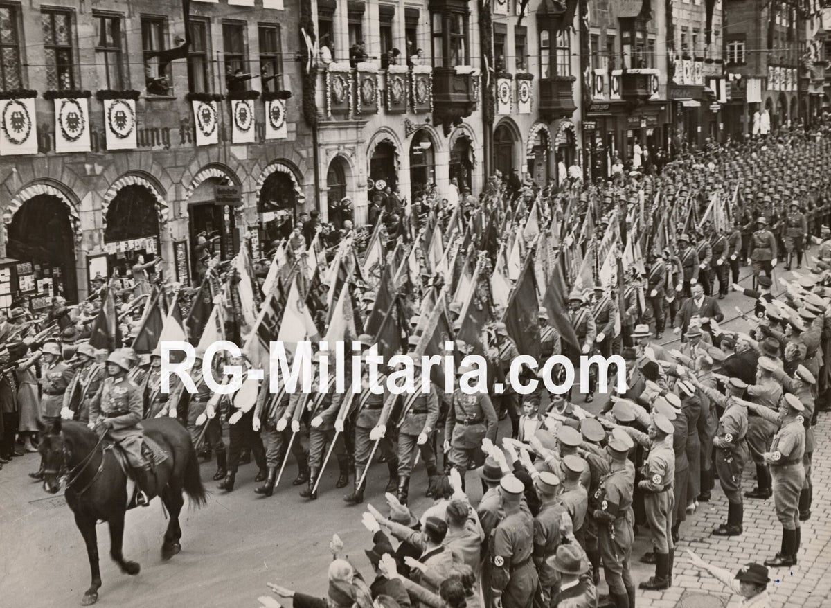 Original WW2 German Press Photo - Wehrmachtkommando flag parade in ...