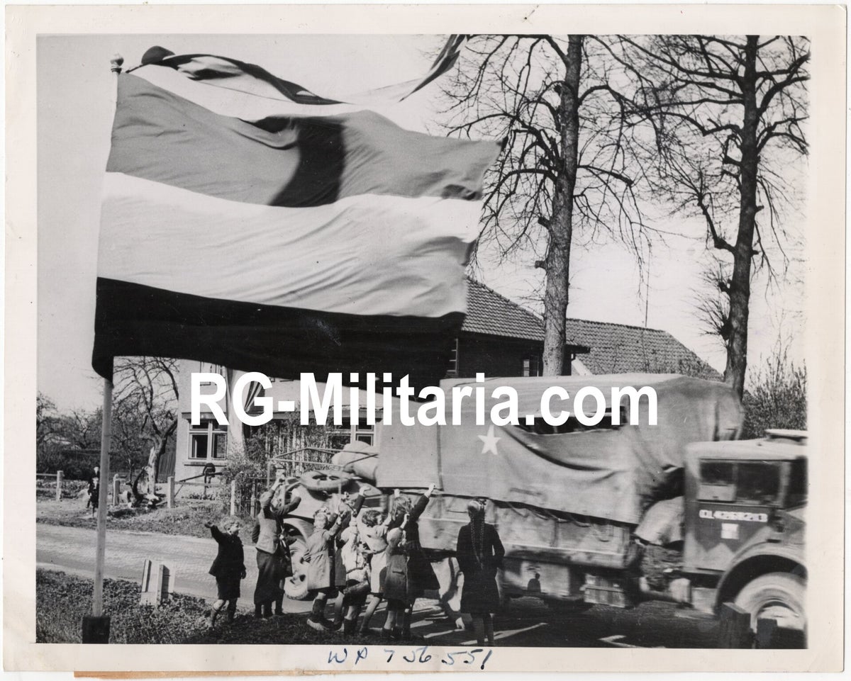Original WW2 British Press Photo - Dutch children cheer during the ...
