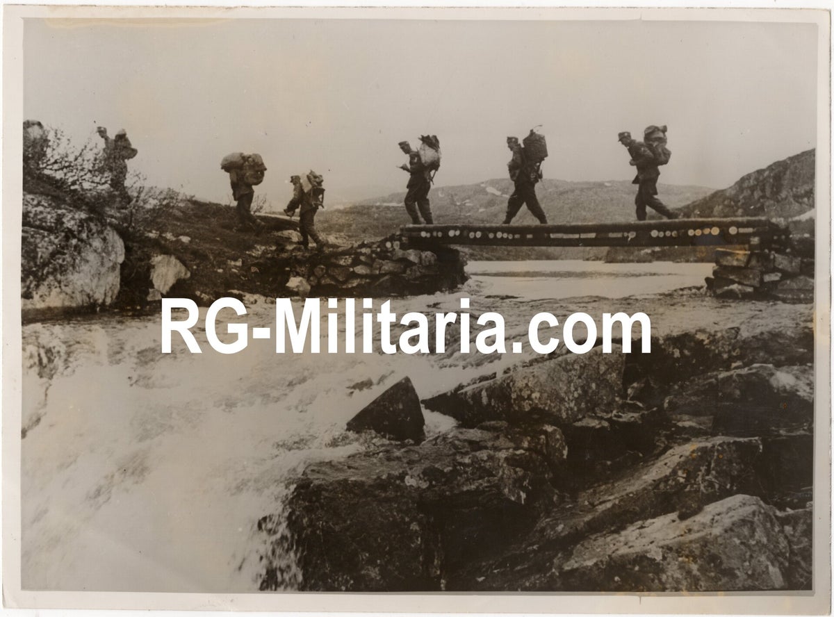 Original WW2 German Press Photo - German Gebirgsjäger soldiers crossing ...