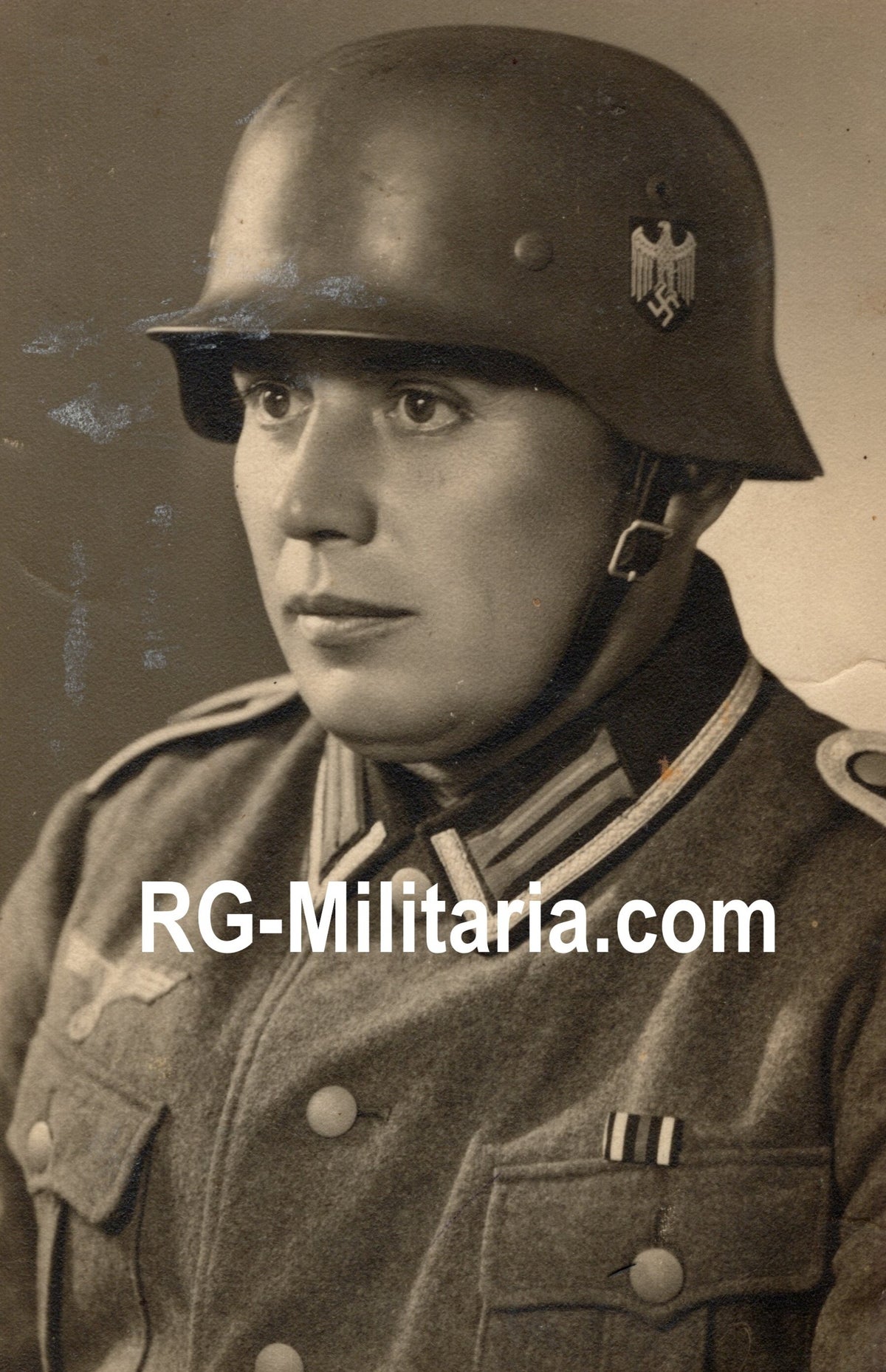 Original WW2 German Photo - Infantry soldier portrait with helmet (2)