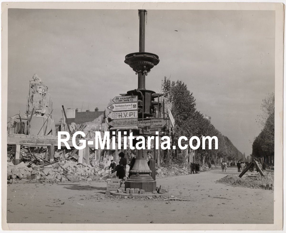 Original WW2 US Press Photo - German signs at a traffic signal post in ...