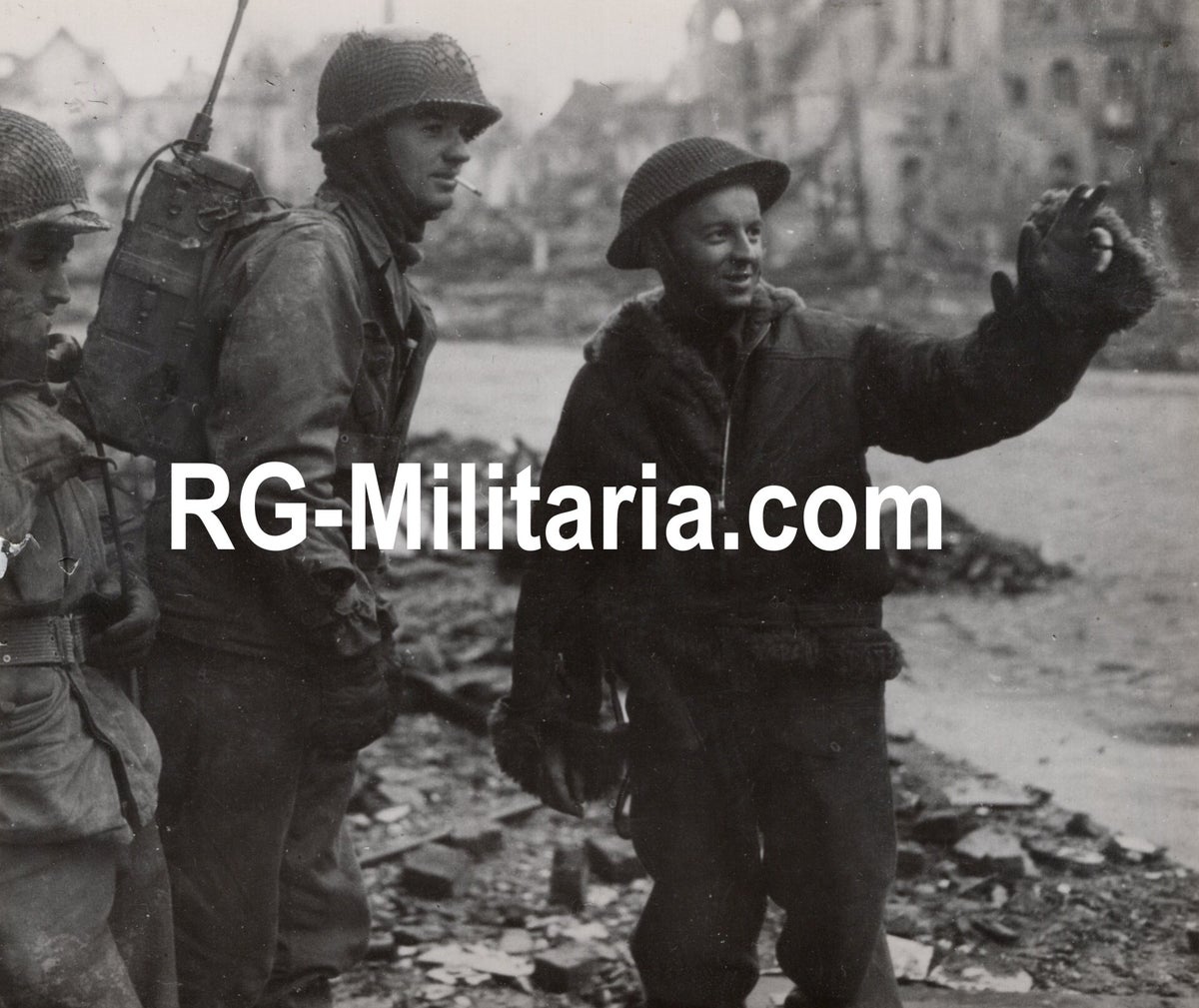 Original WW2 French Press Photo - British and US soldiers talk in ...