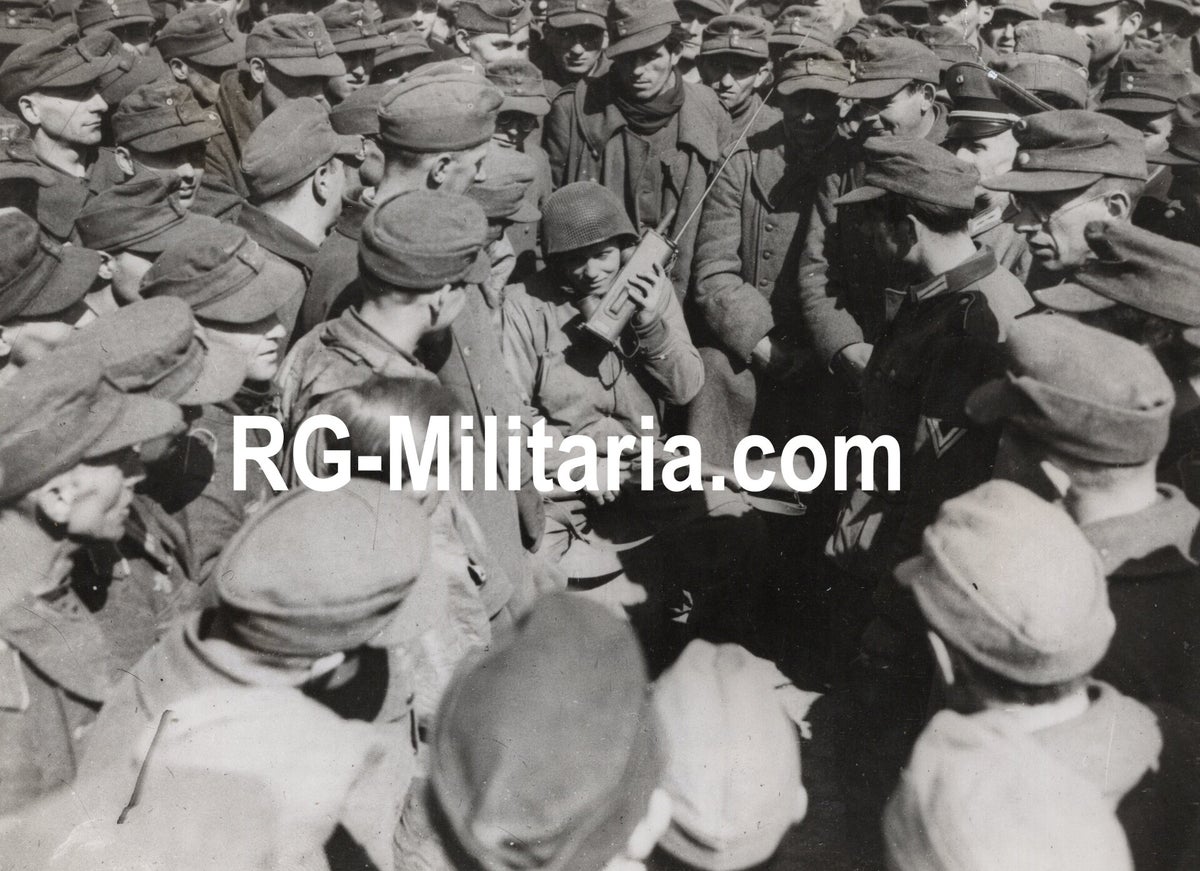 Original WW2 US Press Photo - US Sgt Robert Cooper talking with a ...