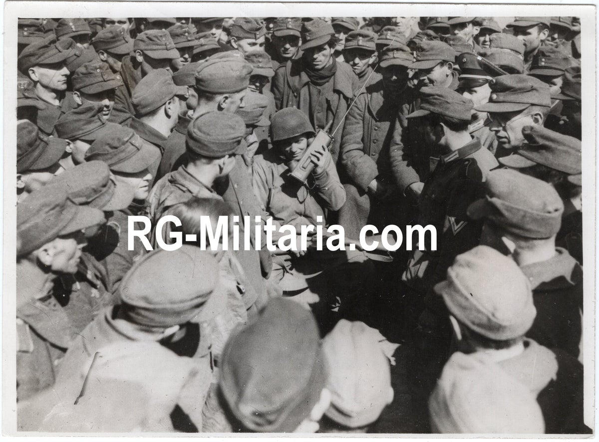 Original WW2 US Press Photo - US Sgt Robert Cooper talking with a ...