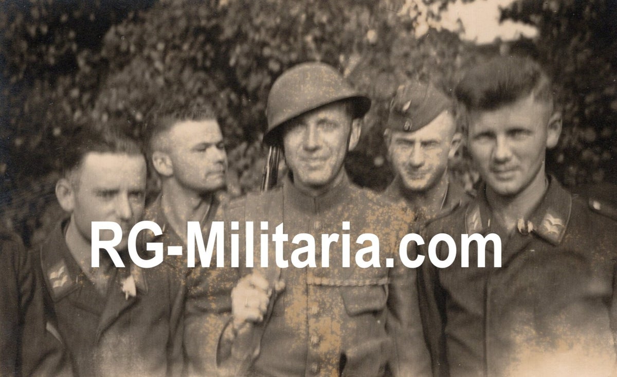 Original WW2 German Photo - Dutch POW soldier with Luftwaffe soldiers ...