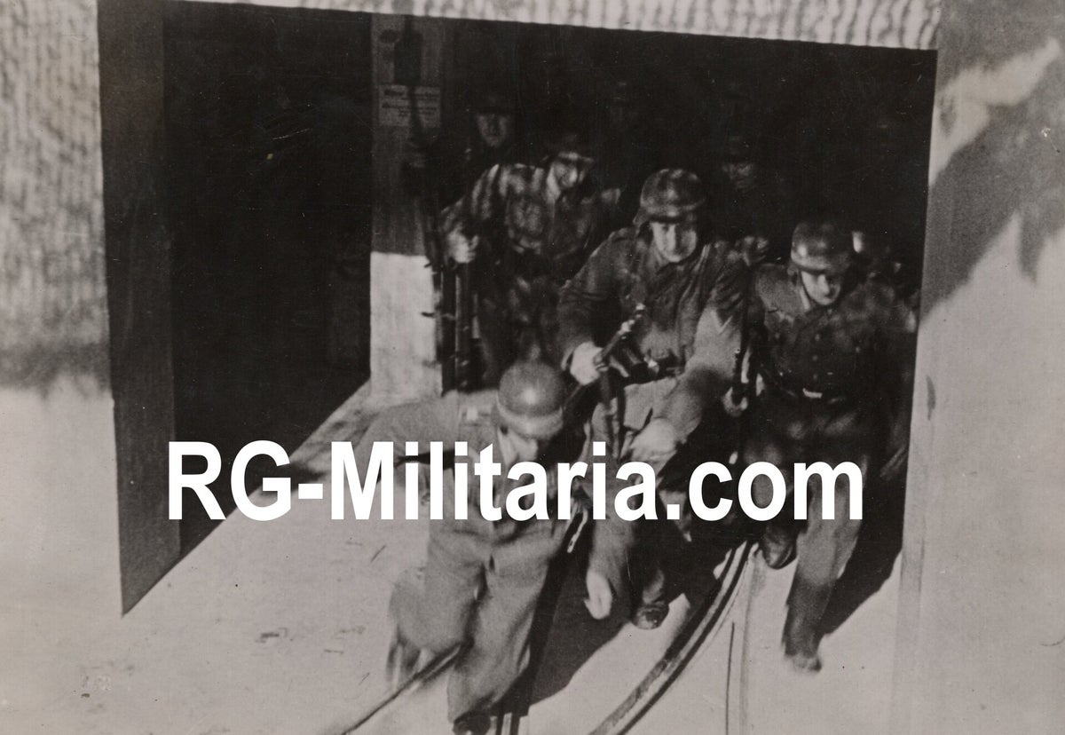 Original WW2 German Press Photo - German soldiers rushing out of a ...