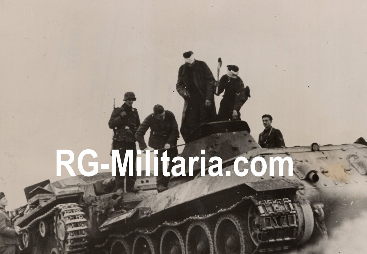Original WW2 German Press Photo - German panzer crew taking out a ...