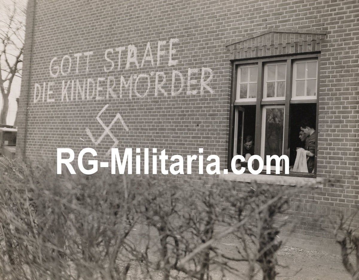 Original WW2 US Press Photo - Large graffiti wall ''Gott strafe die ...
