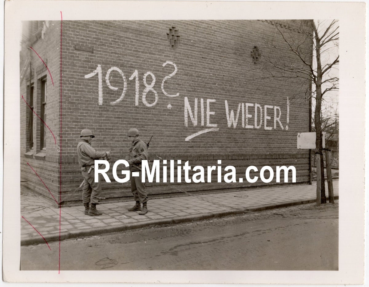 Original WW2 US Press Photo - Large graffiti wall ''1918? Nie wieder ...