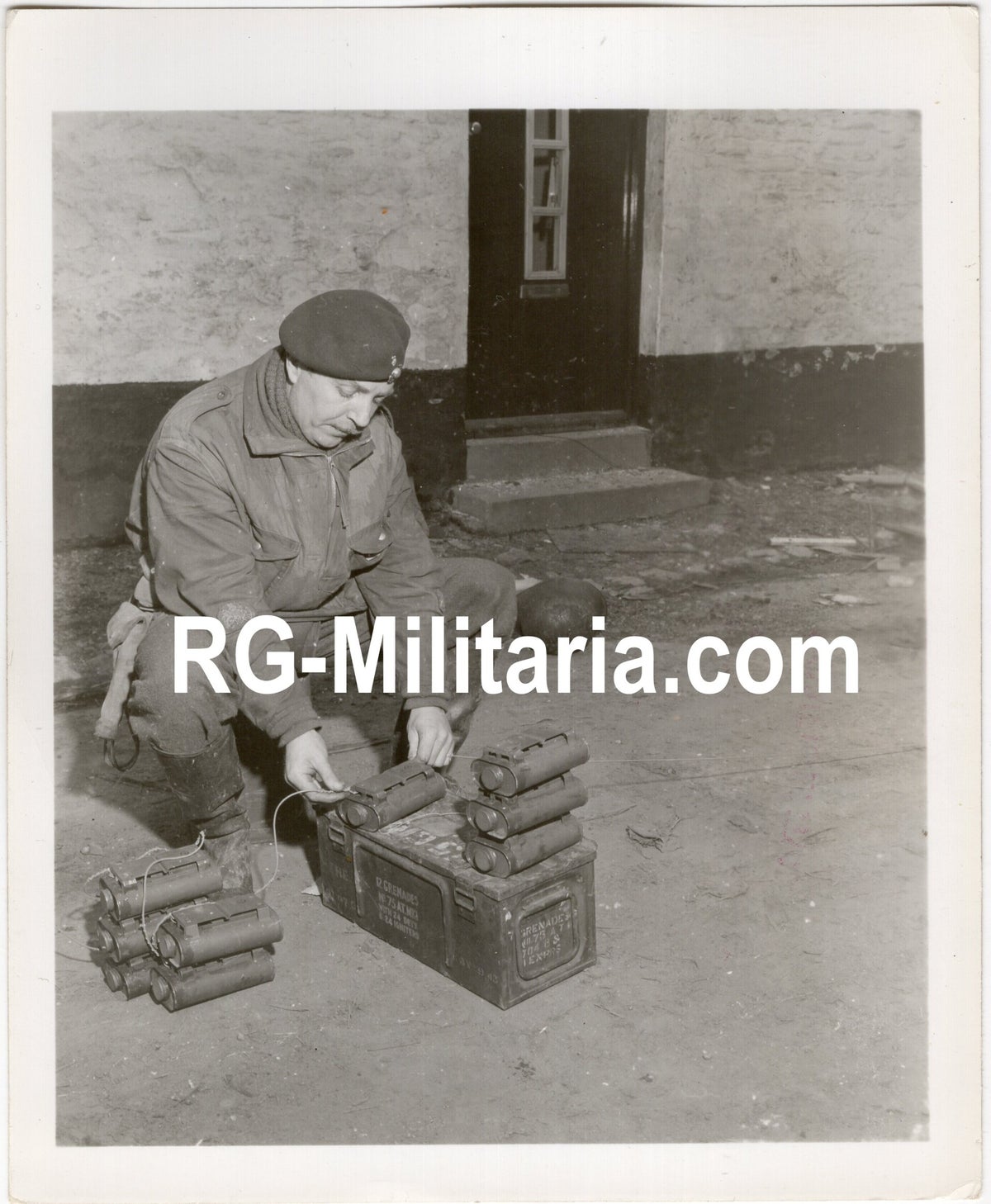 Original WW2 US Press Photo - British commando Sergeant Major preparing ...