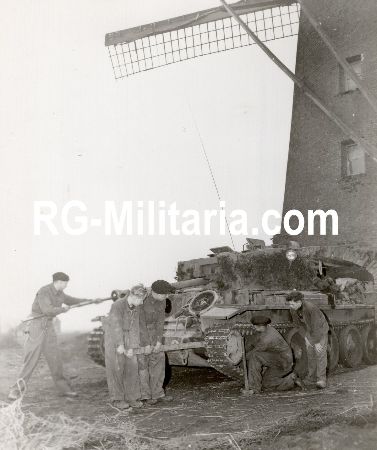 Original WW2 US Press Photo - British tank regiment fixing a Cromwell ...