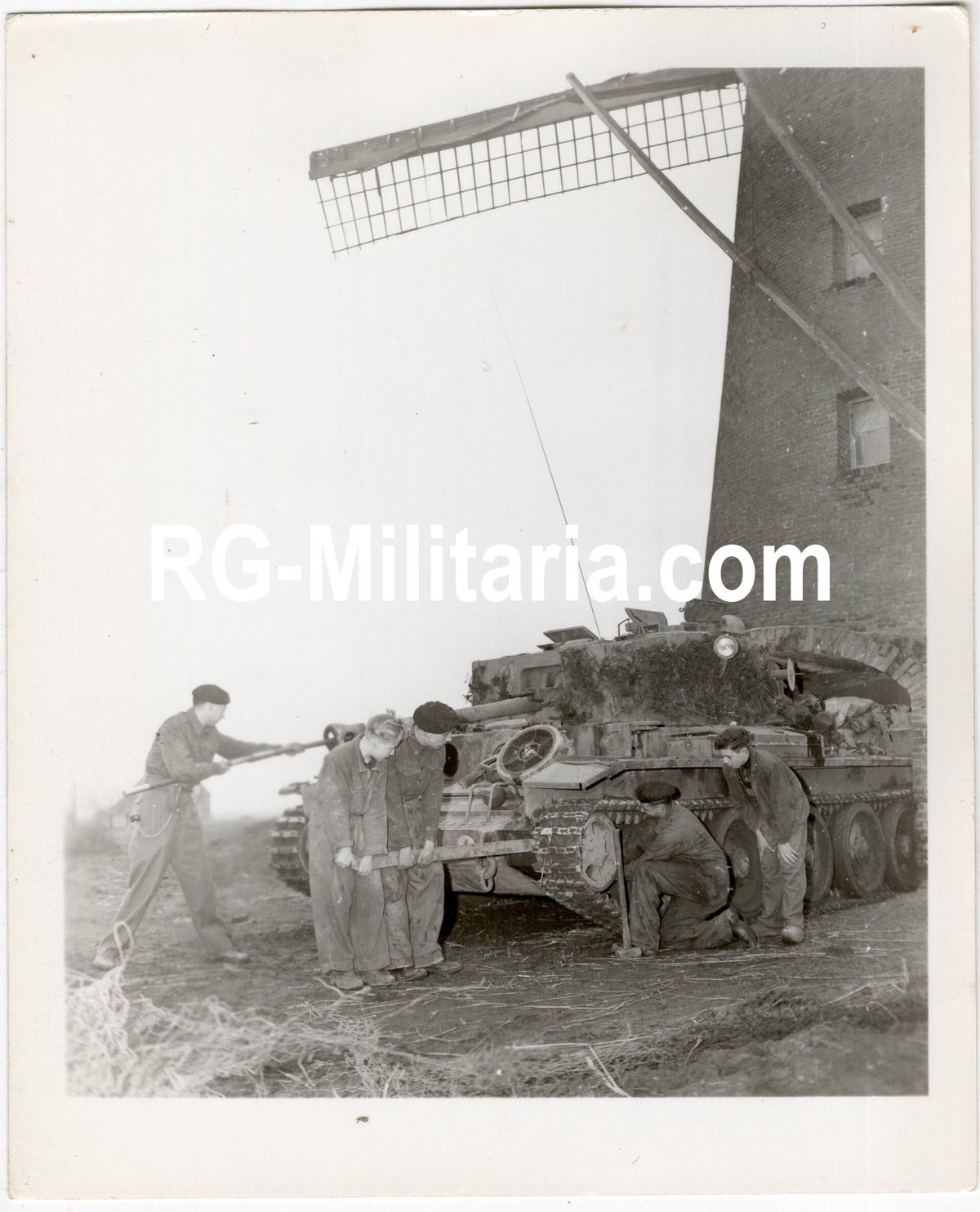 Original WW2 US Press Photo - British tank regiment fixing a Cromwell ...