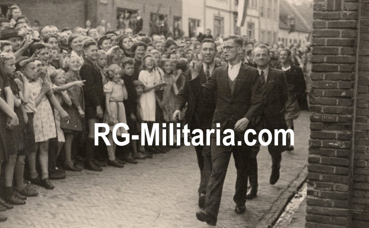 Original WW2 Dutch Liberation Photo - V sign arrest of a collaborator ...