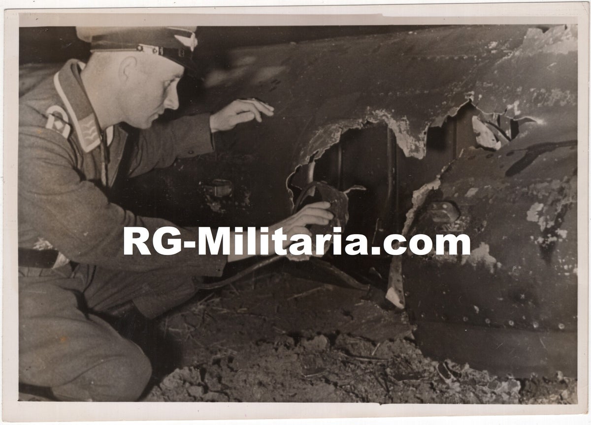 Original WW2 German Press Photo - Luftwaffe soldier inspecting a shot ...