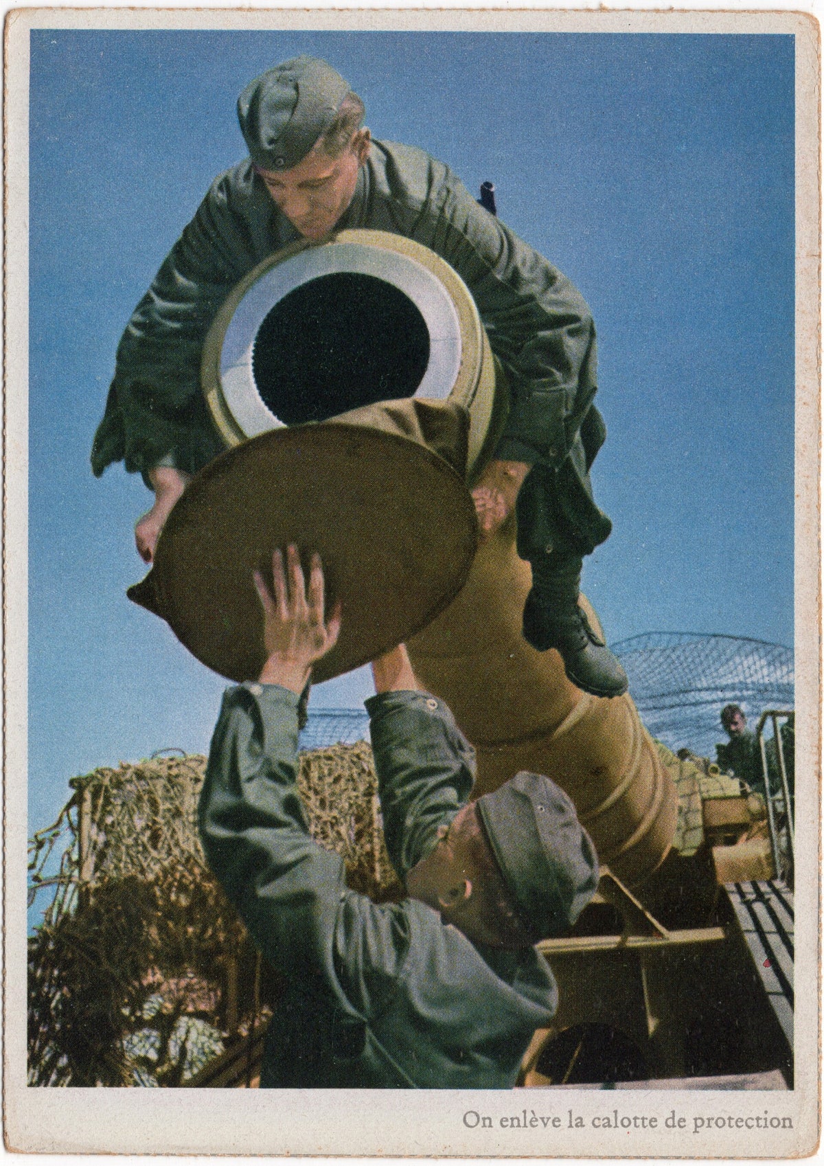 Original WW2 German Postcard - Artillery ''On enleve la calotte de ...