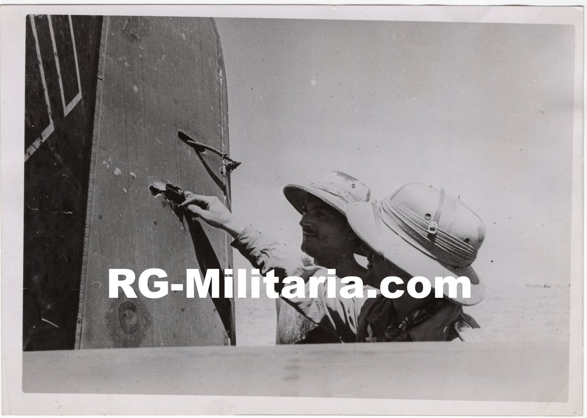 Original WW2 German Press Photo - German Luftwaffe DAK checking out a ...