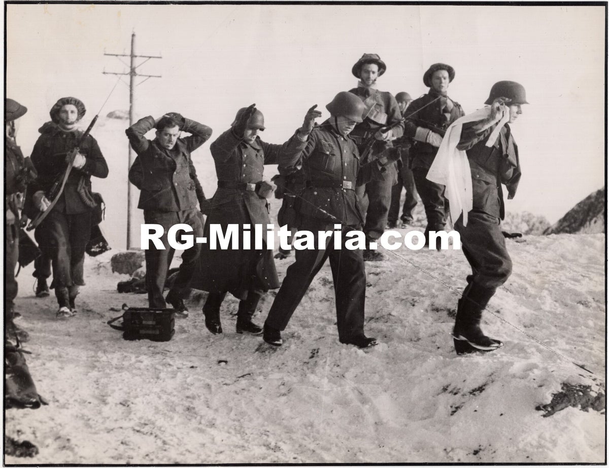 Original WW2 British Press Photo - British soldiers with captured ...