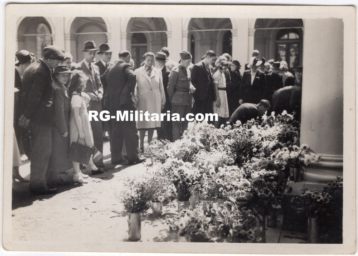 Original WW2 Dutch Photo - Flowers on Paleis Noordeinde for the ...