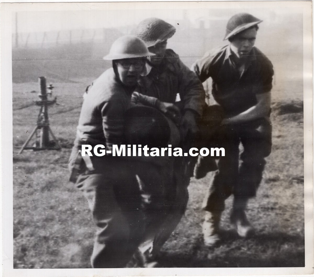 Original WW2 British Press Photo - British Artillery crew helping ...