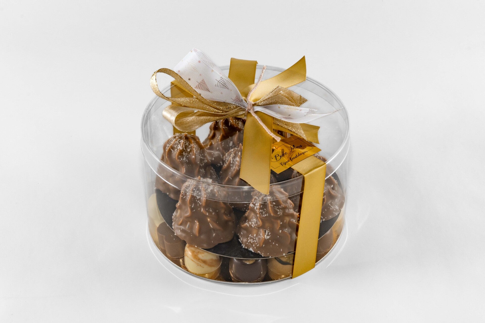Feestelijk verpakte doos gevuld met pralines en kerstboompjes | Bieke Meeus