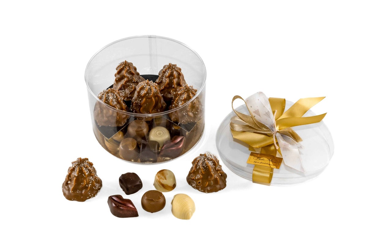 Feestelijk verpakte doos gevuld met pralines en kerstboompjes | Bieke Meeus
