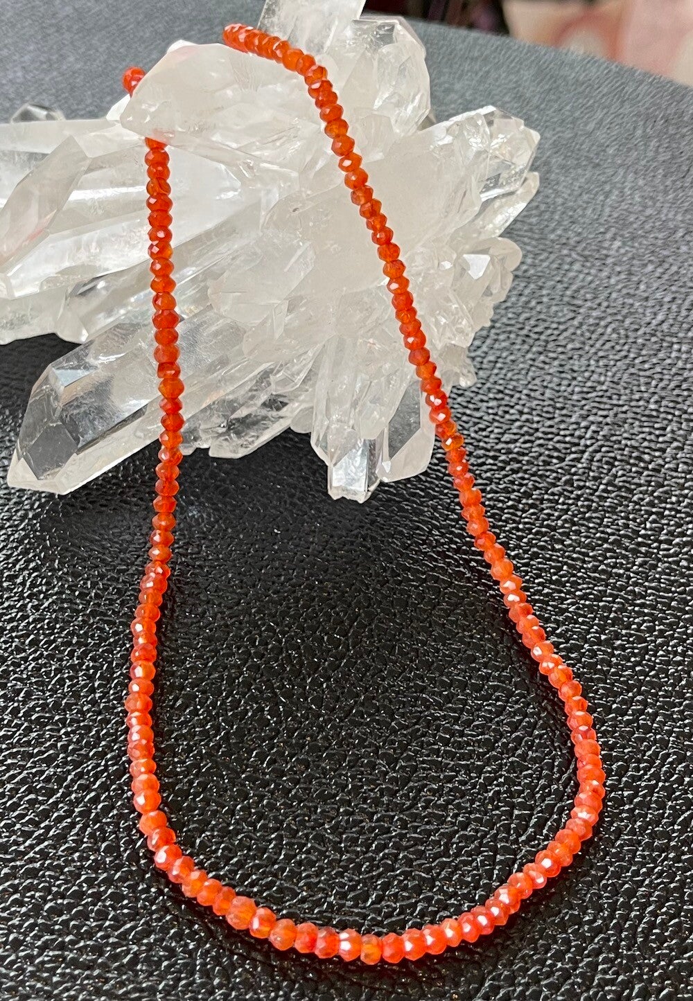 Carneool ketting facet geslepen rond | Jalla Stones - Sieraden