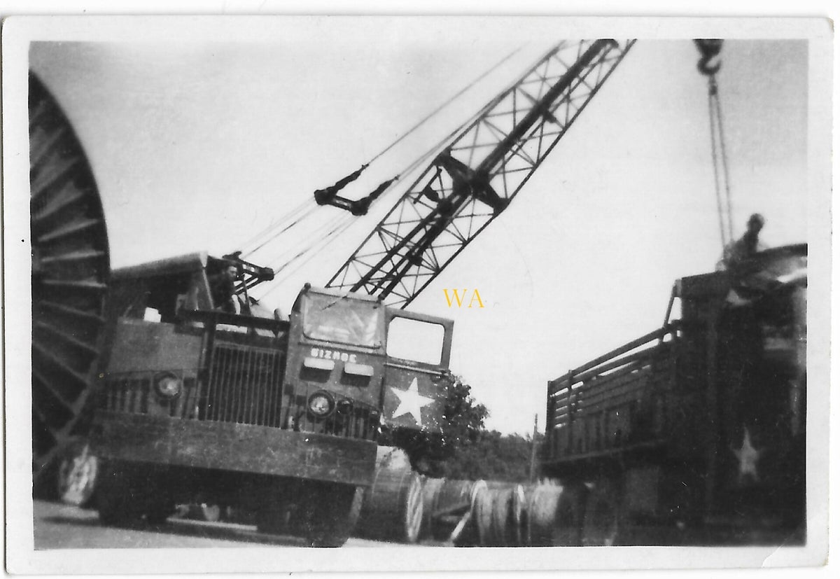 US army crane loading a truck (1946) | wimco antiques
