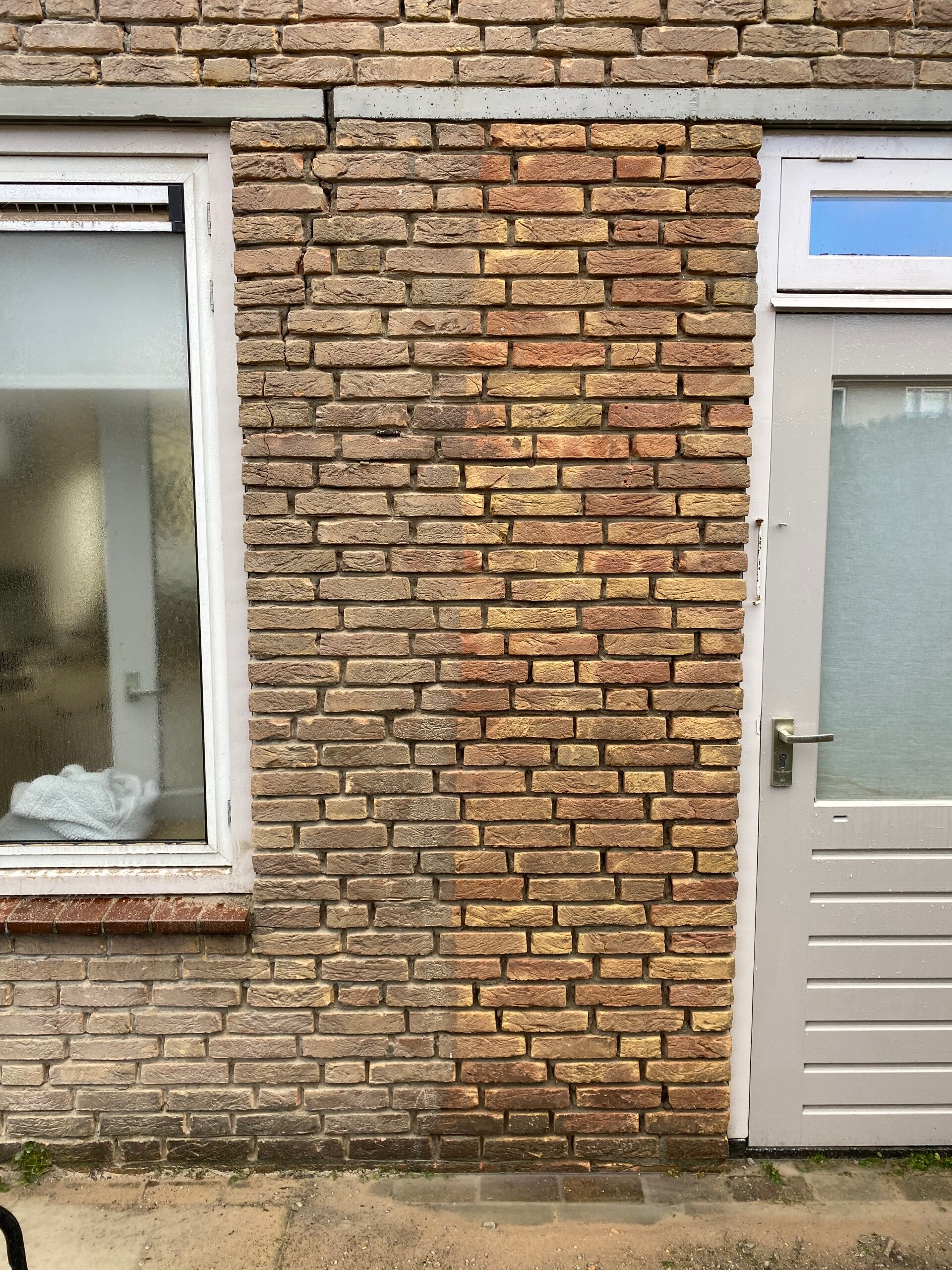 Gevel uithakken reinigen voegen impregneren | Gevelgescheurd.nl
